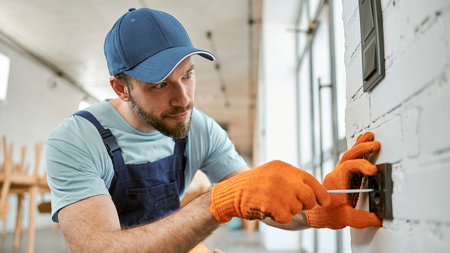 How to Replace a Duplex Receptacle | The Maintenance Academy