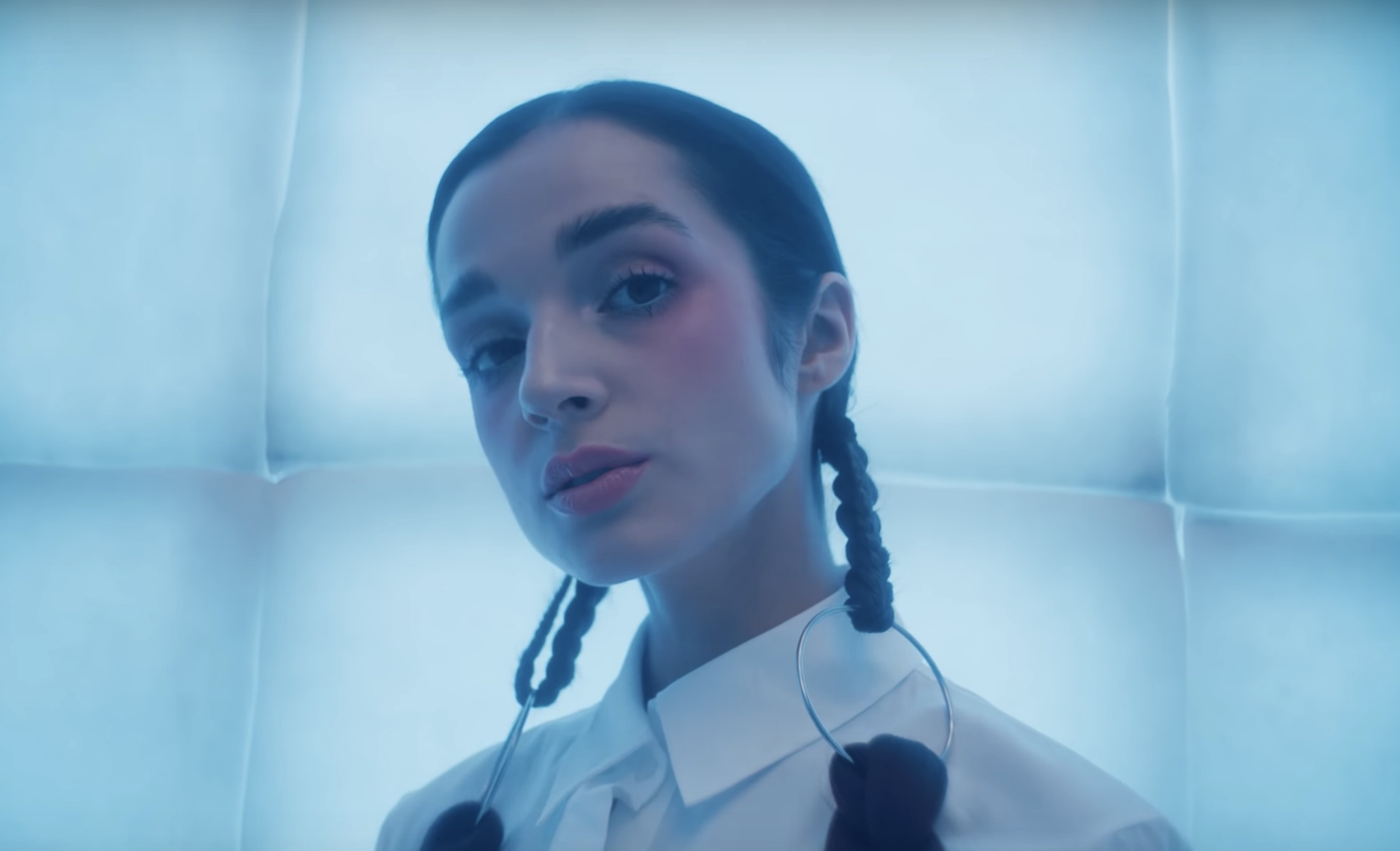 Quarantainment: Poppy’s ‘Sit/Stay’ video is the new social distancing ...